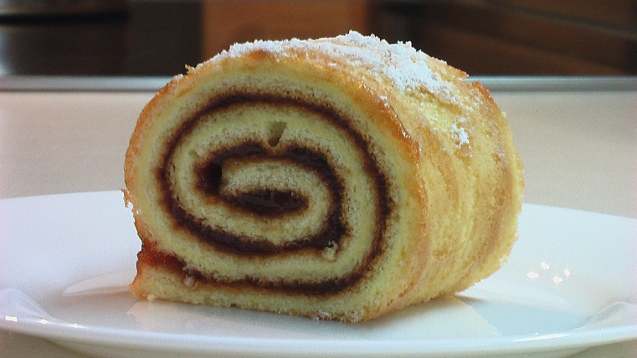 Ātrā biskvīta rulete ar ievārījumu.