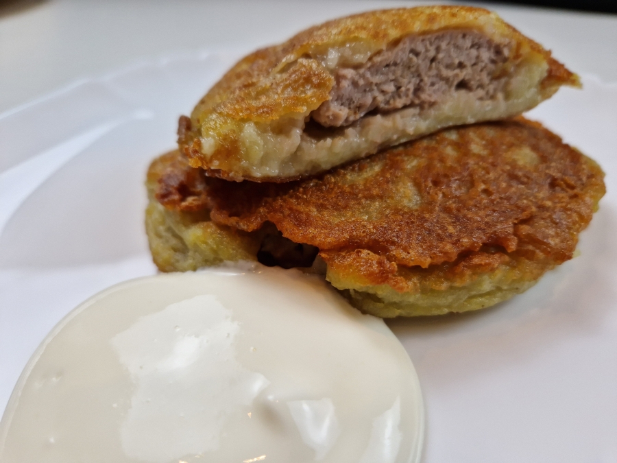 Ar gaļu pildītas kartupeļu pankūkas baltkrievu gaumē "kolduni"